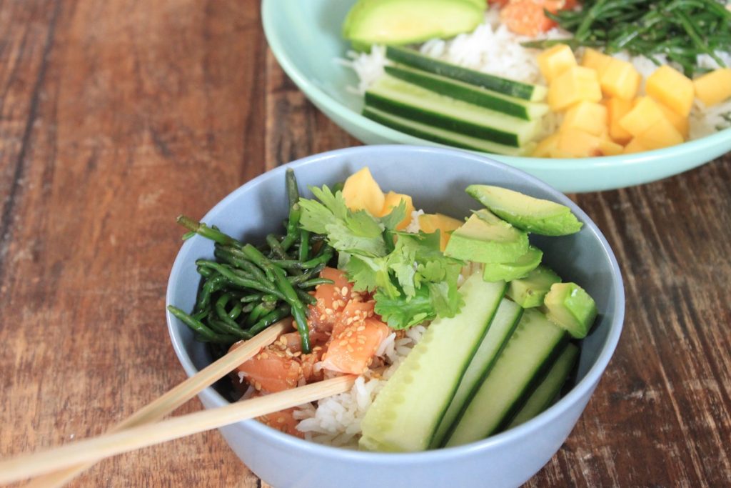 Pokebowl met zalm, mango en avocado - Foodblog Foodinista