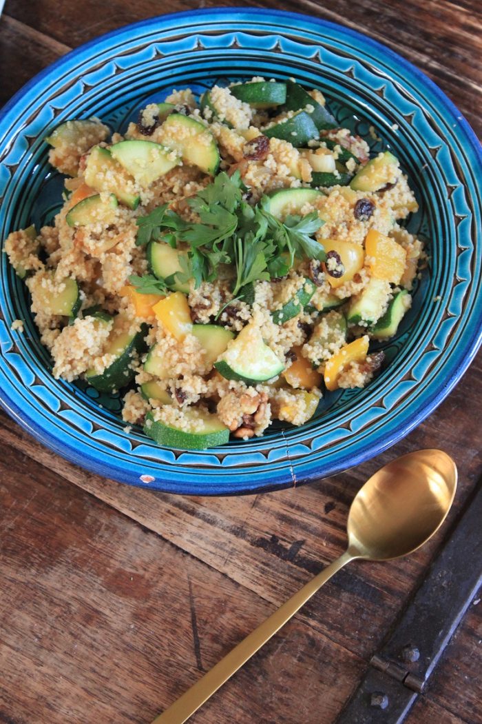 Couscous met courgette, rozijnen en walnoten - Foodinista