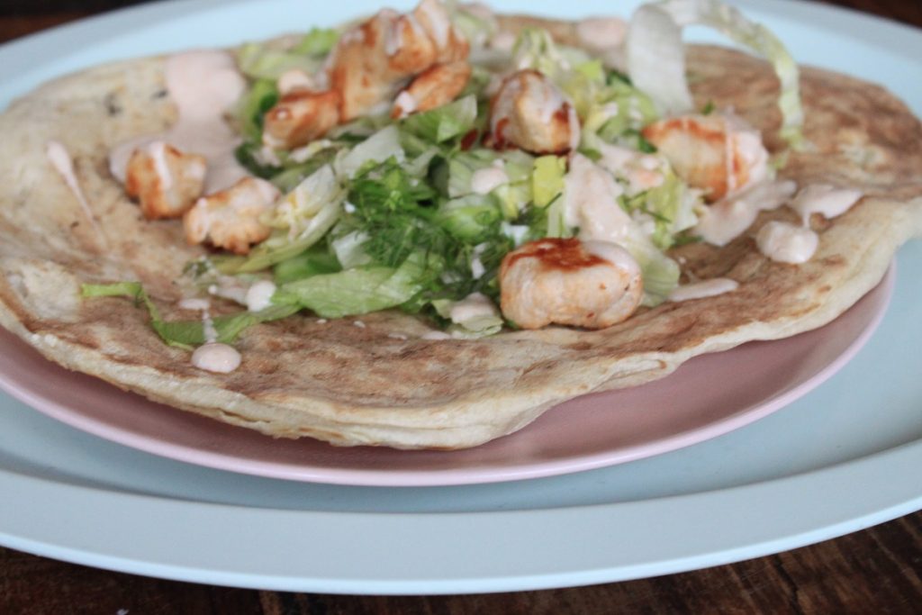 Libanees platbrood met kip, salade en yoghurtsaus - Foodblog Foodinista
