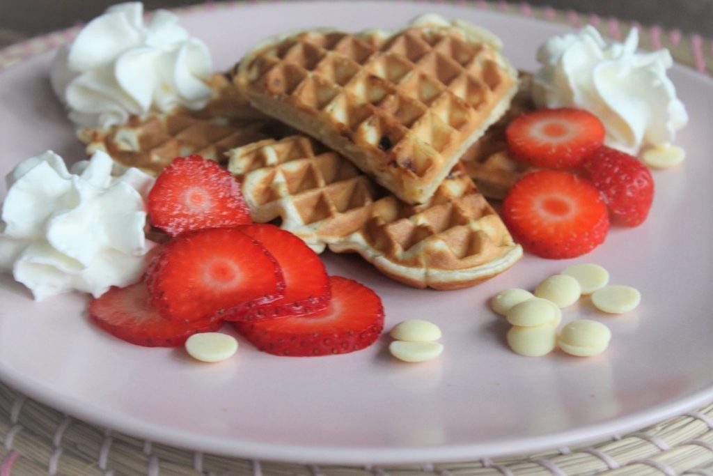Vanillewafels met witte chocolade, aardbeien en slagroom
