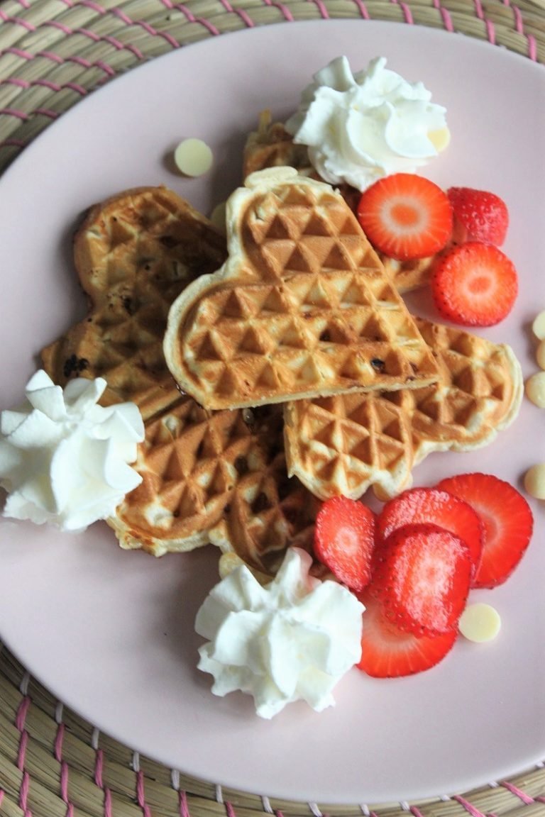 Vanillewafels met witte chocolade, aardbeien en slagroom