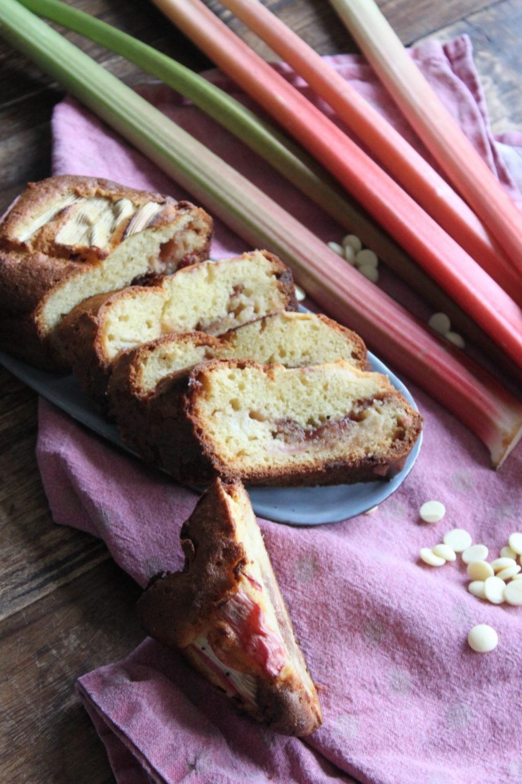 Rabarbercake met witte chocolade en aardbeien - Foodinista