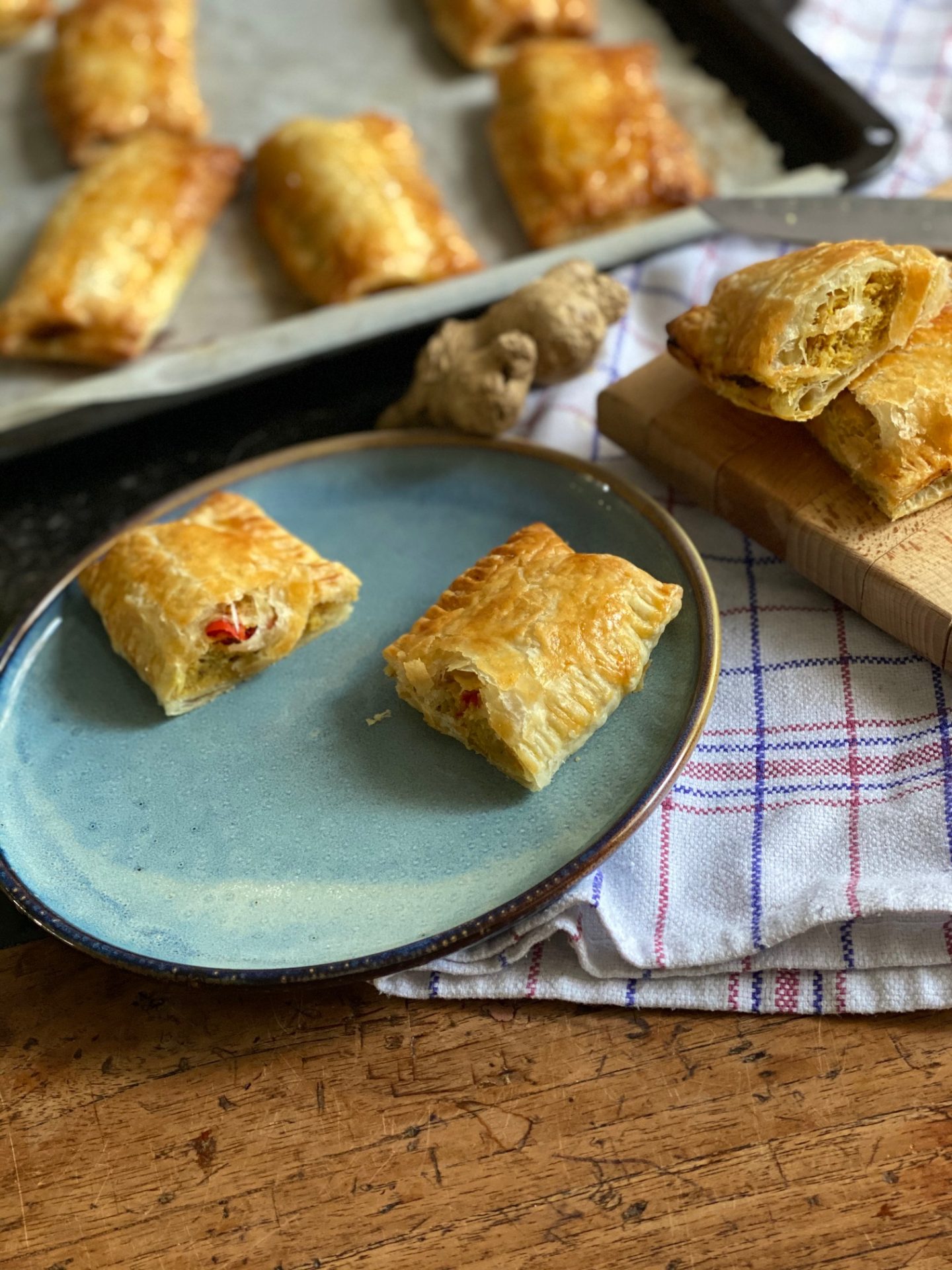 Indische Saucijzenbroodjes met kipgehakt - Foodblog Foodinista