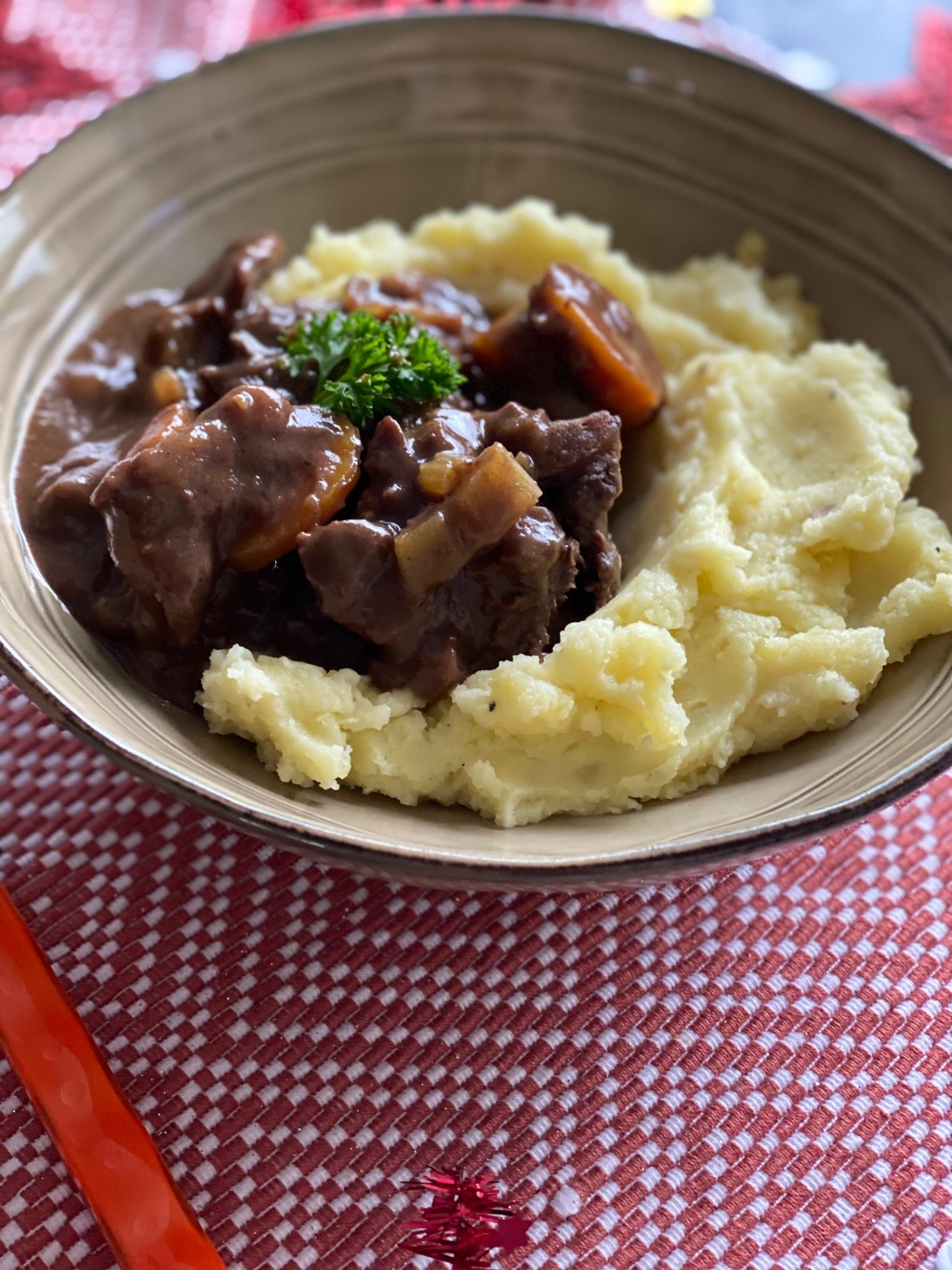 Hert in Port bereid met aardappelpuree - Stoofpotje - Foodinista