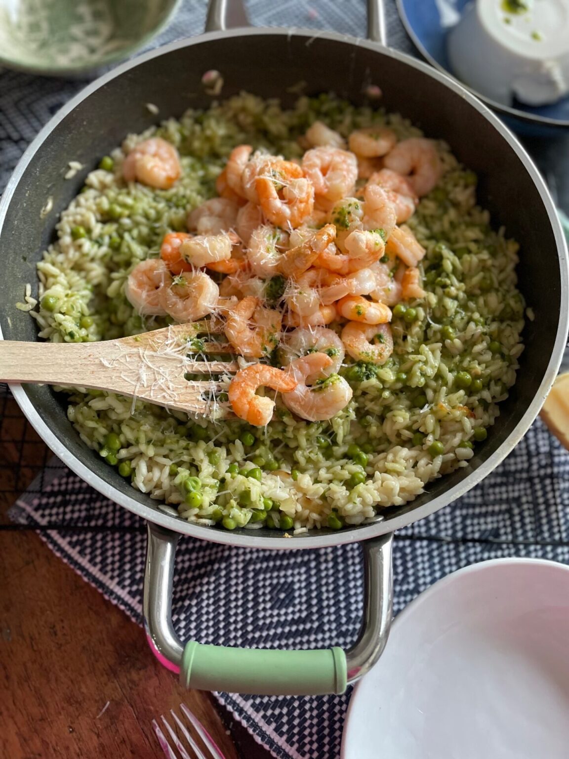 Risotto recept met pesto, doperwten, scampi en ricotta - Foodinista